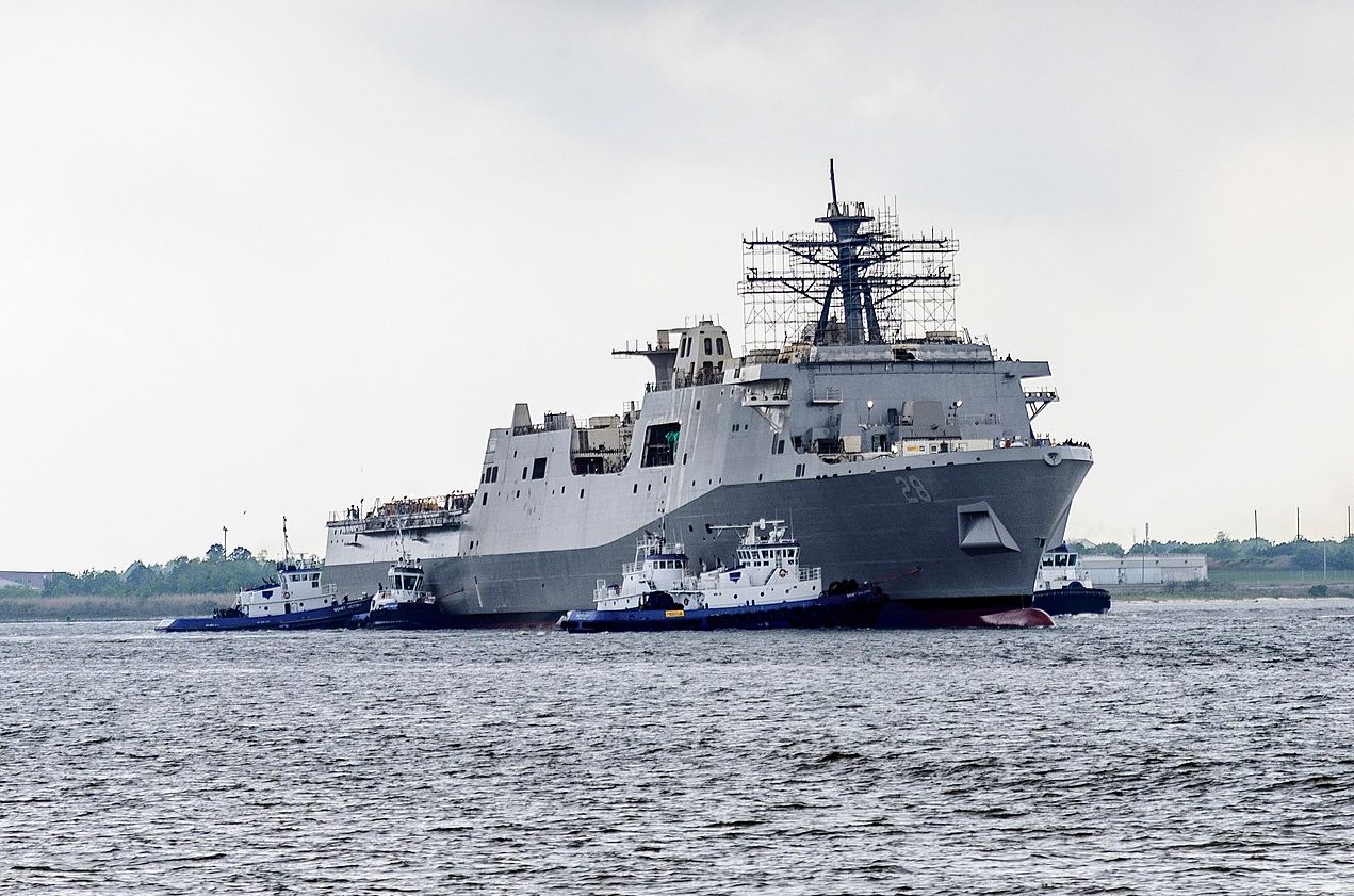 Buque de asalto anfibio USS Fort Lauderdale pasea por las Bahamas antes ...