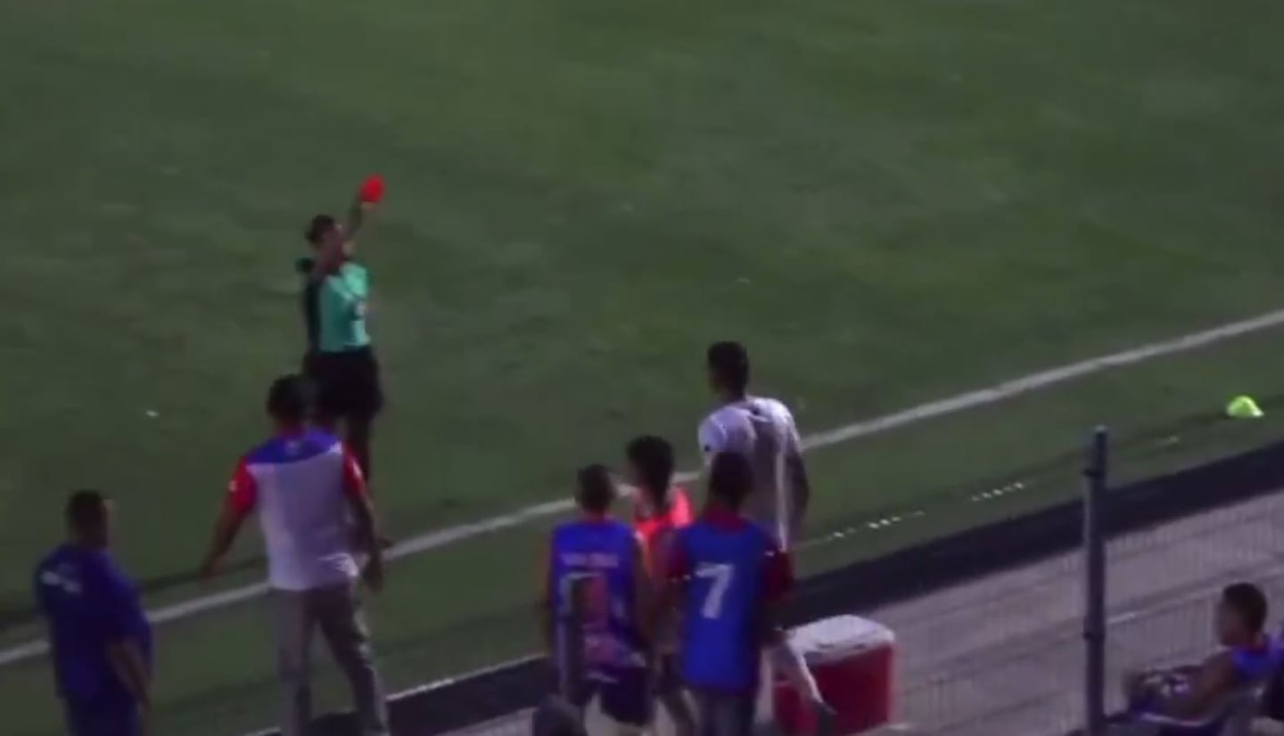 Escándalo en Colombia: Futbolista golpeó a una árbitra después de que ...